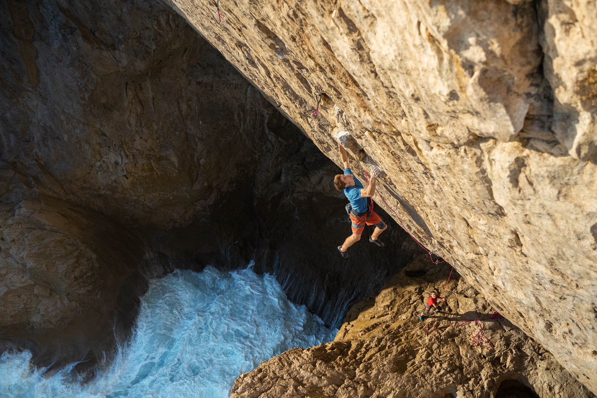 Seb Bouin libère des voies dures au Portugal - Fanatic Climbing